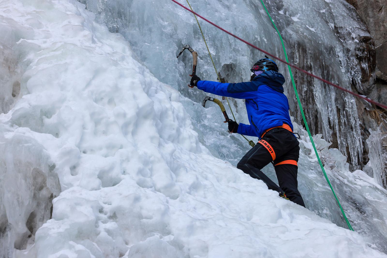 霍州悬泉山冰瀑吸引攀冰爱好者打卡